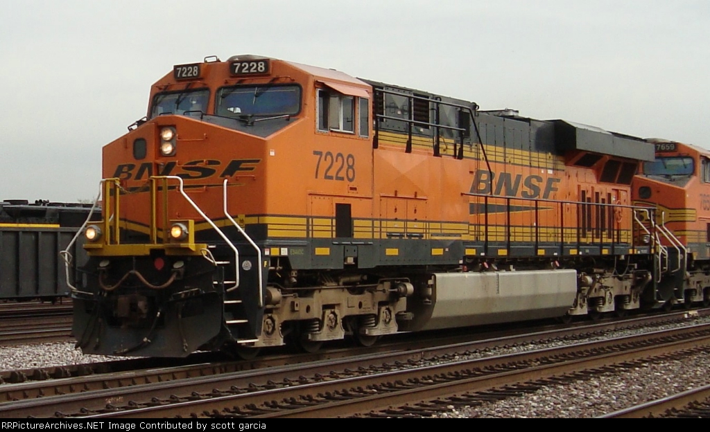 BNSF 7228